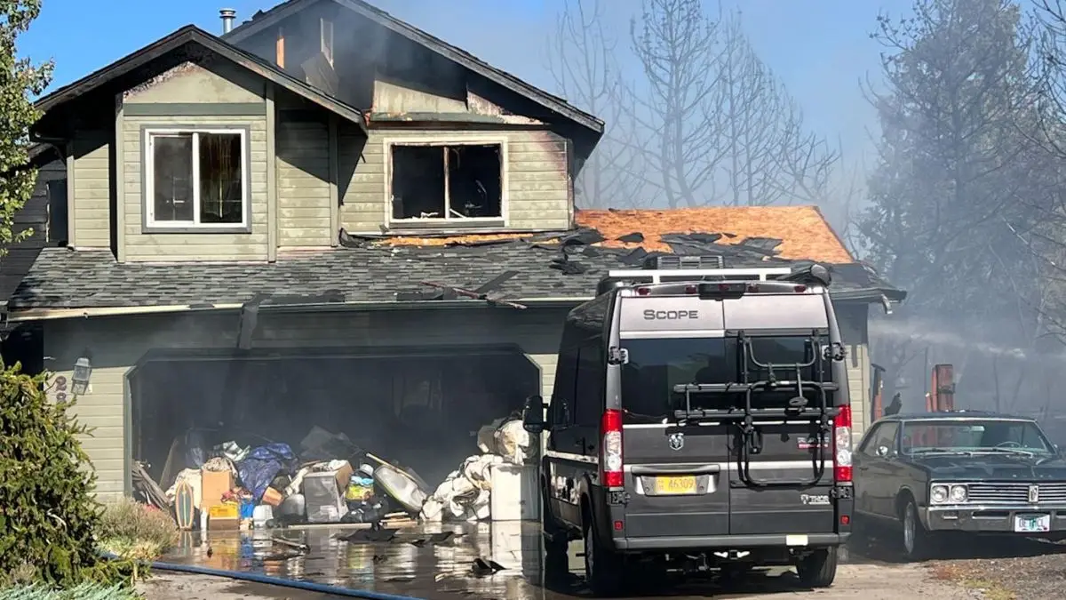 Redmond House Catches Fire, Crews Rush to Scene - buildlikenew.com