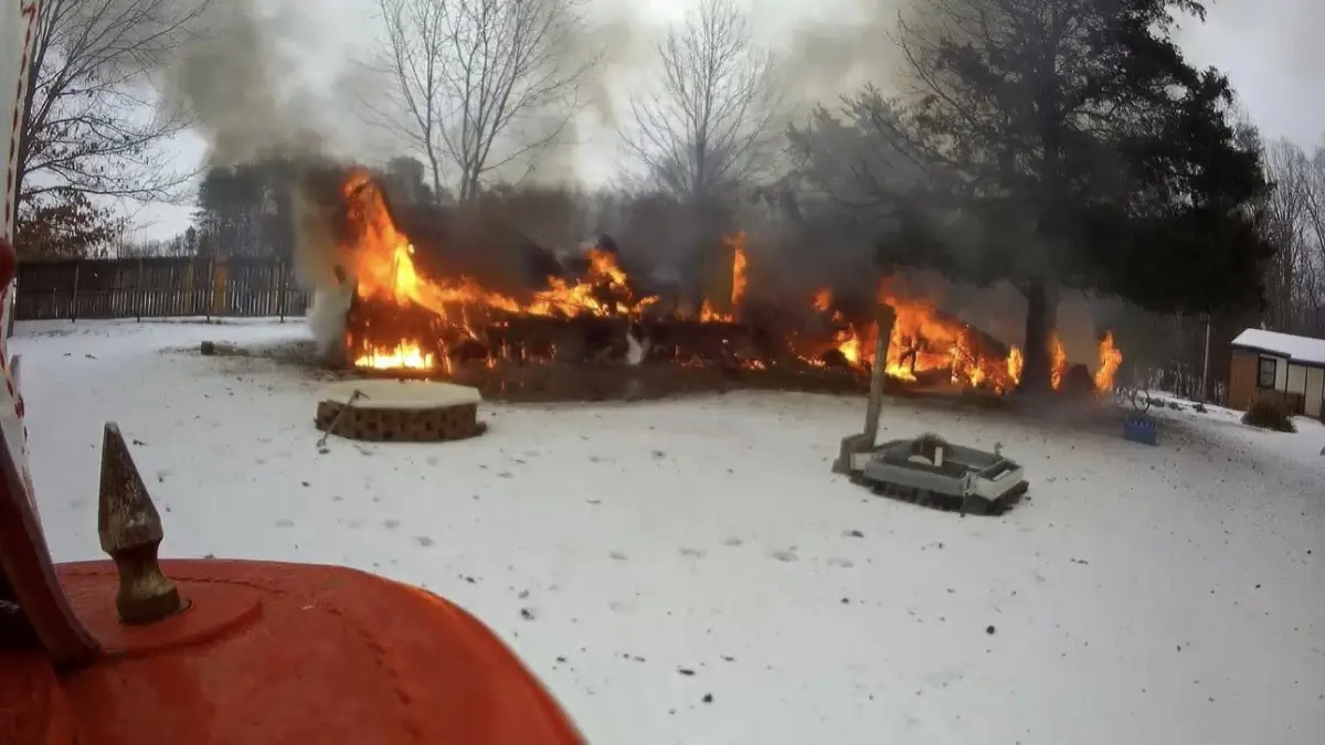 Breaking: Mobile Home Destroyed by Fire in Brookneal - buildlikenew.com